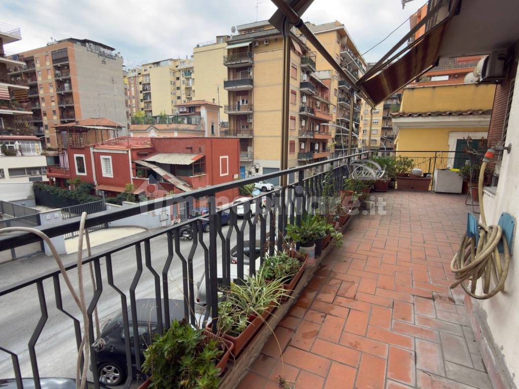 Vendita Appartamento Roma. Trilocale in via Cupra 9b. Da ristrutturare ...