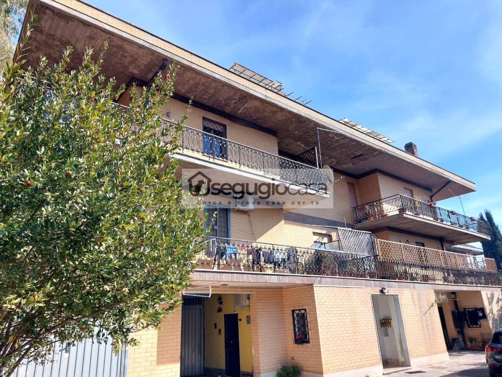 Vendita Appartamento Roma. Trilocale in via Guido Guida 30. Buono stato ...