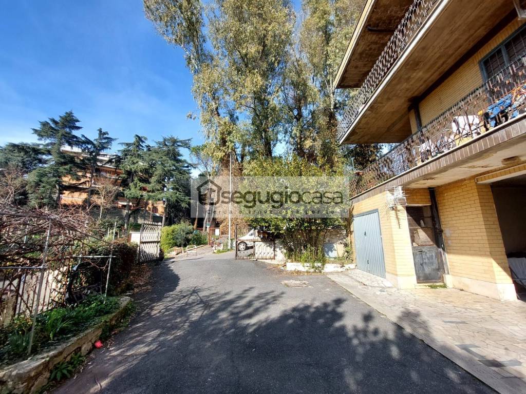 Vendita Appartamento Roma. Trilocale in via Guido Guida 30. Buono stato ...