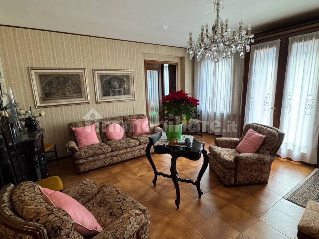 Vendita Villa unifamiliare in corso Mazzini Montebelluna. Buono stato ...