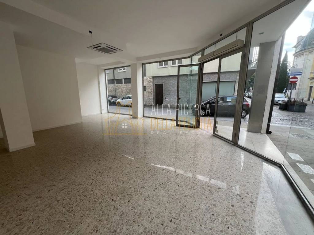 Locale commerciale via Fratelli Pasini, Schio, Rif. 125852477 ...