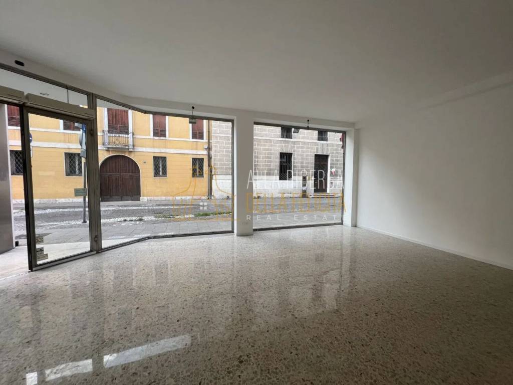 Locale commerciale via Fratelli Pasini, Schio, Rif. 125852477 ...