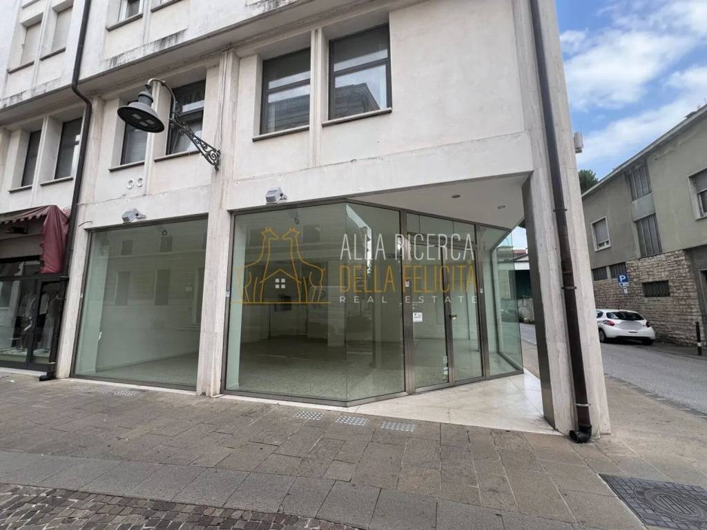 Locale commerciale via Fratelli Pasini, Schio, Rif. 125852477 ...