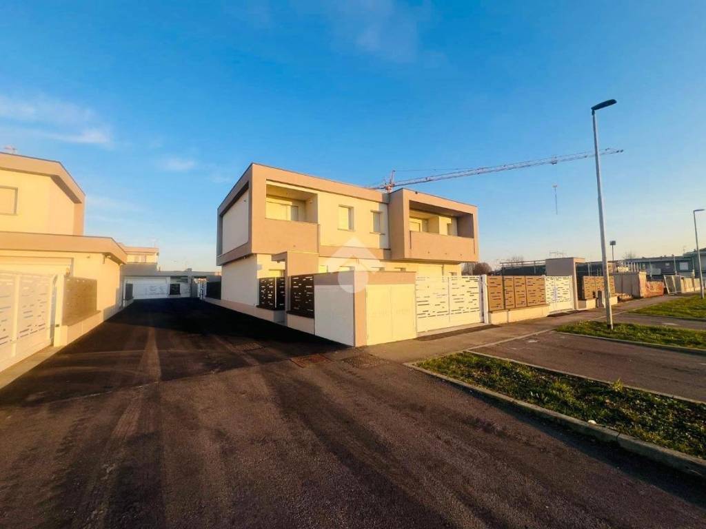 Vendita Appartamento Caravaggio. Trilocale in piazza A. Locatelli 7 ...