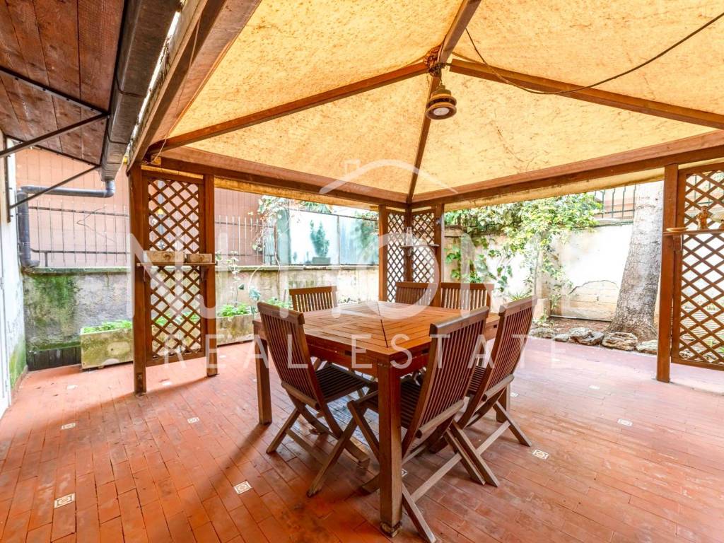 Vendita Appartamento in via Roberto Bracco 15. Roma. Posto auto ...