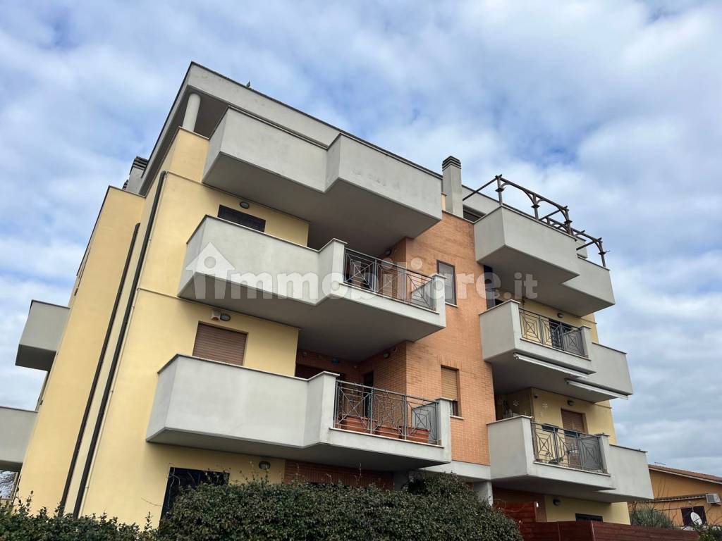 Vendita Appartamento Roma. Trilocale in via forno saraceno , SNC. Buono ...