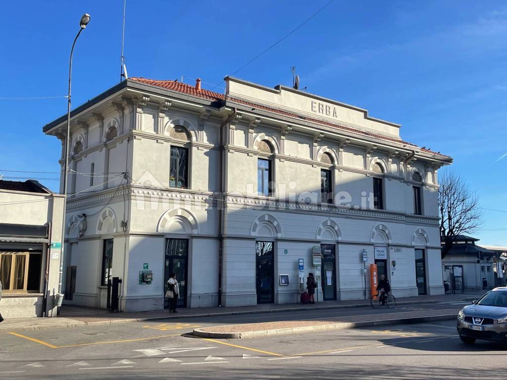 Locale commerciale via Plinio 1, Erba, Rif. 125920331 - Immobiliare.it