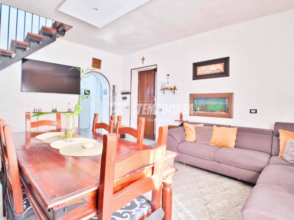 Vendita Terratetto unifamiliare in via Roma Palestro. Buono stato, con ...