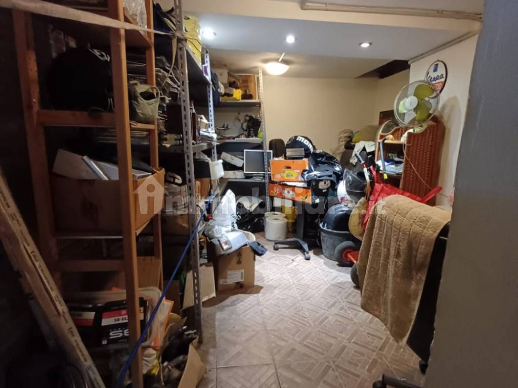 Locale commerciale piazza Camillo Benso di Cavour 57r, Genova, Rif ...