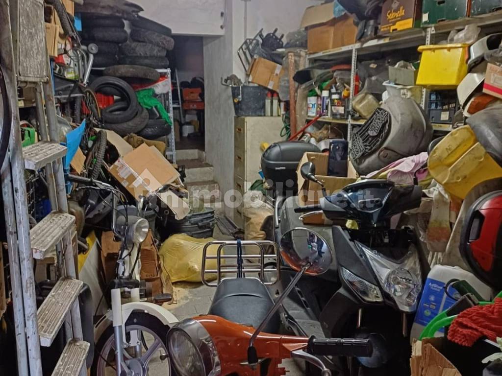 Locale commerciale piazza Camillo Benso di Cavour 57r, Genova, Rif ...