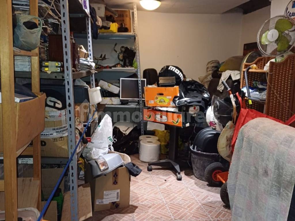 Locale commerciale piazza Camillo Benso di Cavour 57r, Genova, Rif ...