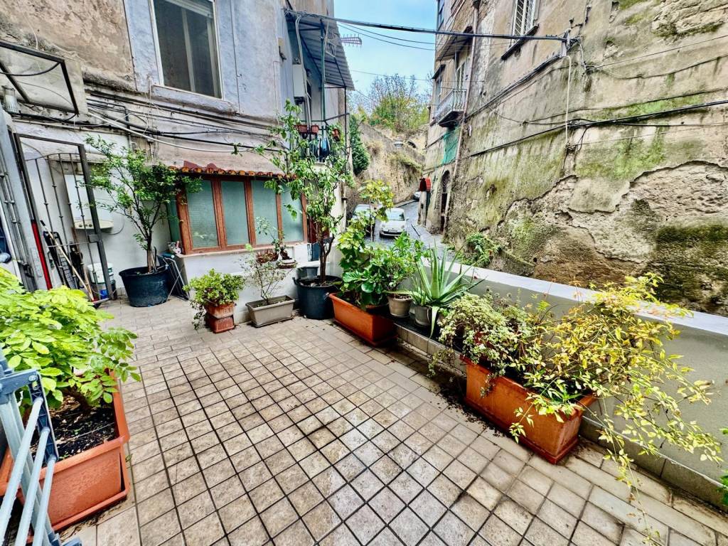 Vendita Appartamento Napoli. Trilocale in salita Capodimonte. Buono ...