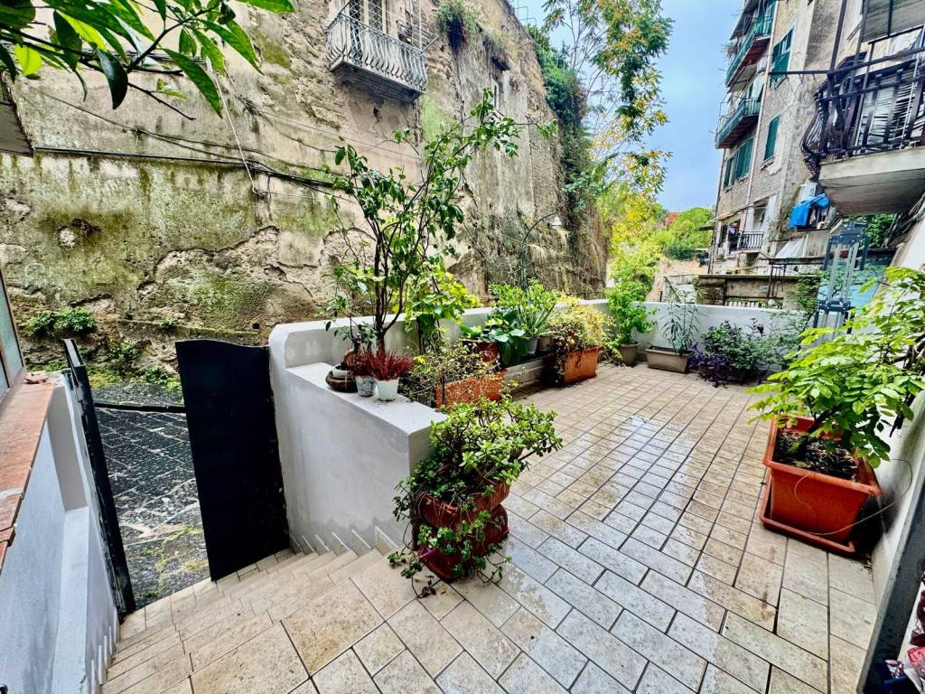 Vendita Appartamento Napoli. Trilocale in salita Capodimonte. Buono ...