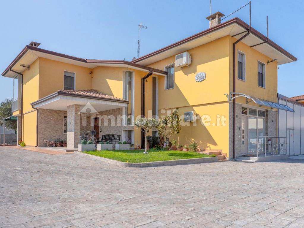 Affitto Appartamento in villa in via Giacomo Puccini 34D Castiglione ...