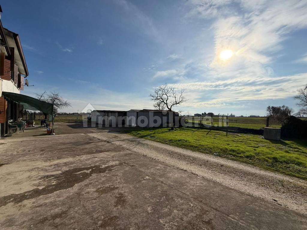Vendita Villa unifamiliare in via Roma Urbana. Buono stato, posto auto ...