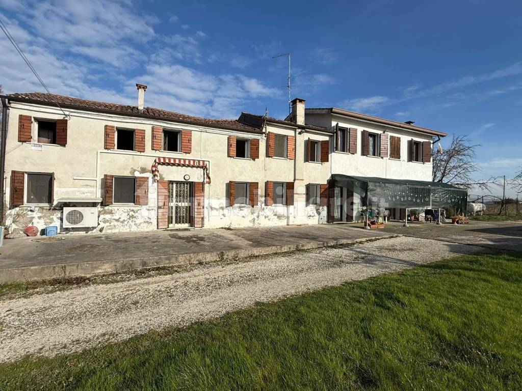 Vendita Villa unifamiliare in via Roma Urbana. Buono stato, posto auto ...