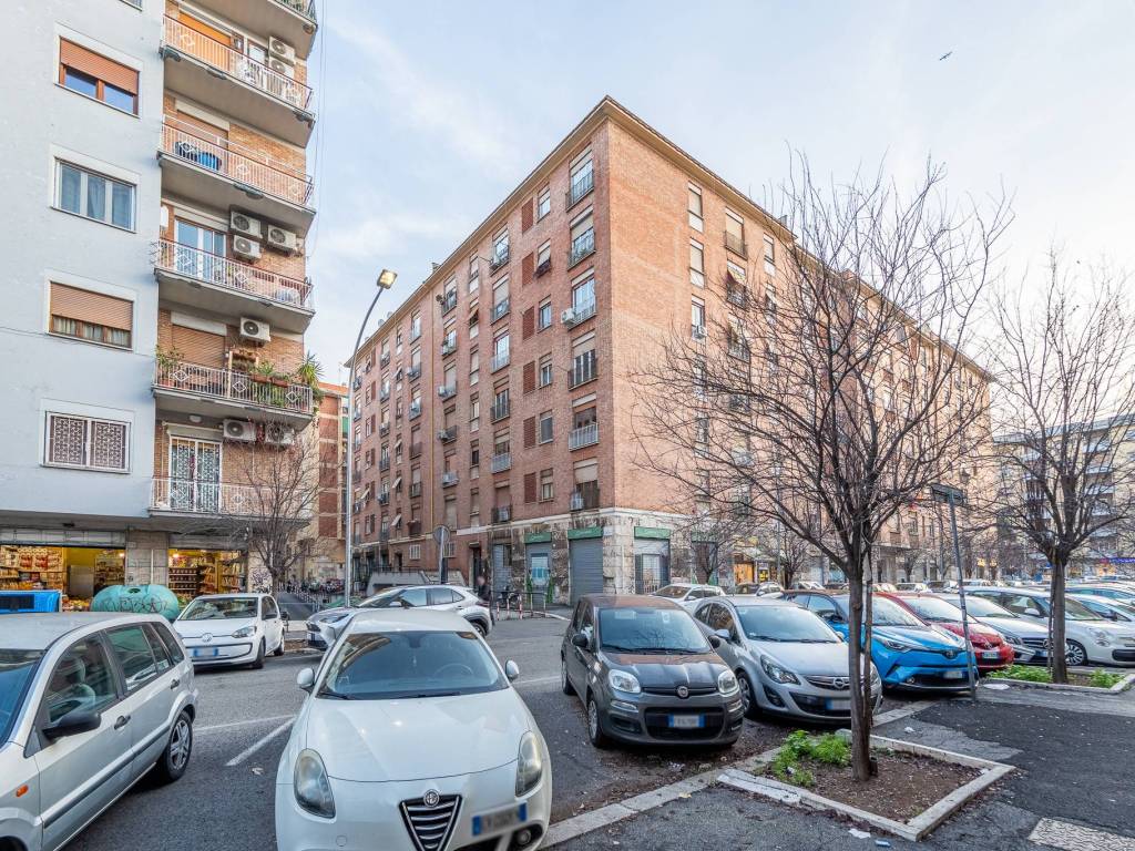 Vendita Appartamento Roma. Quadrilocale in via Publio Valerio. Ottimo ...