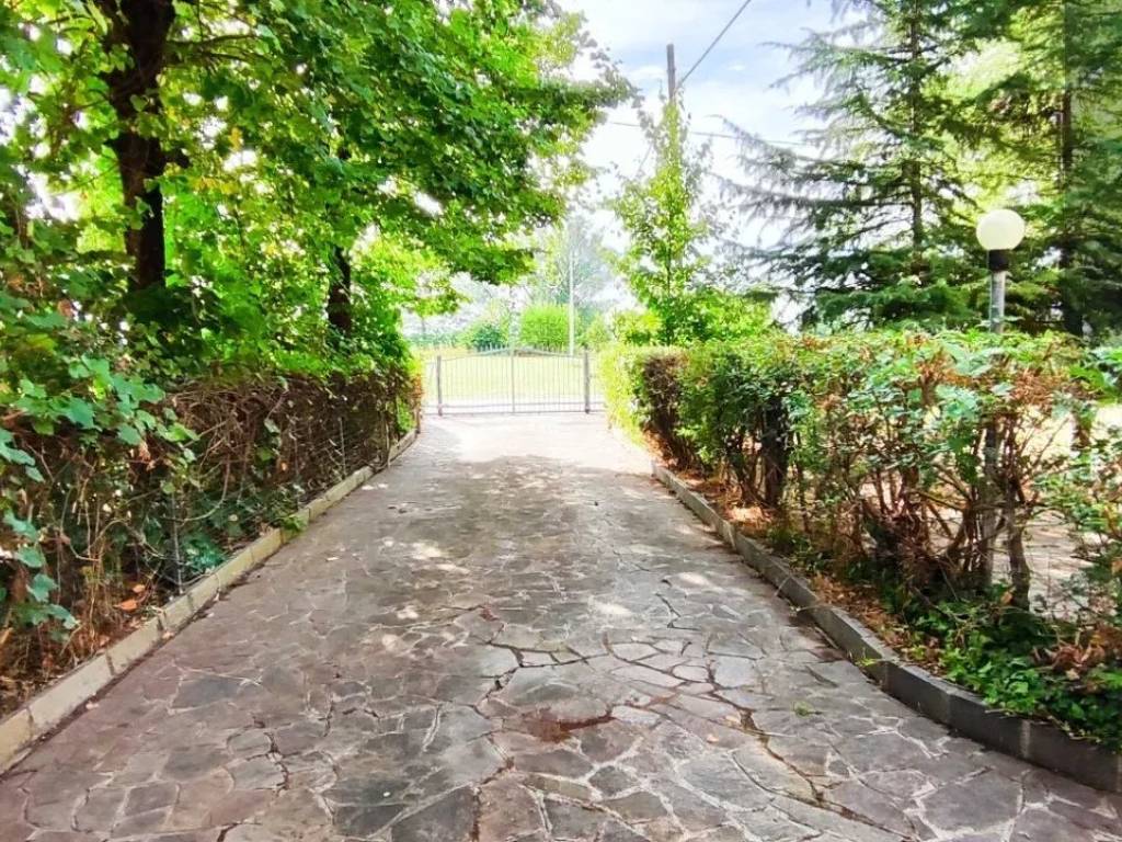 Sale Multi-family villa Fontevivo. Good condition, independent heating ...