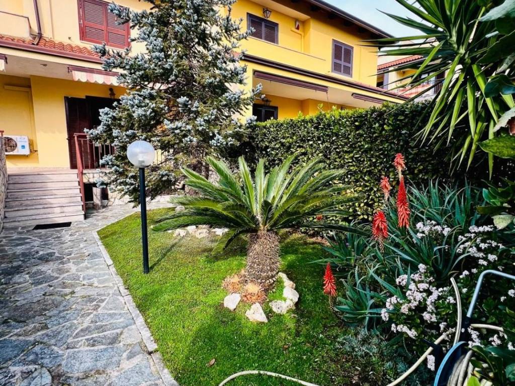 Vendita Villa a schiera in via San Nullo Giugliano in Campania. Buono ...