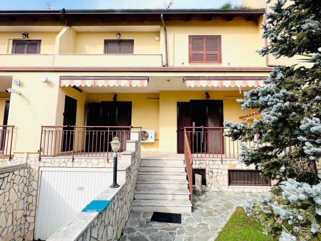Vendita Villa a schiera in via San Nullo Giugliano in Campania. Buono ...