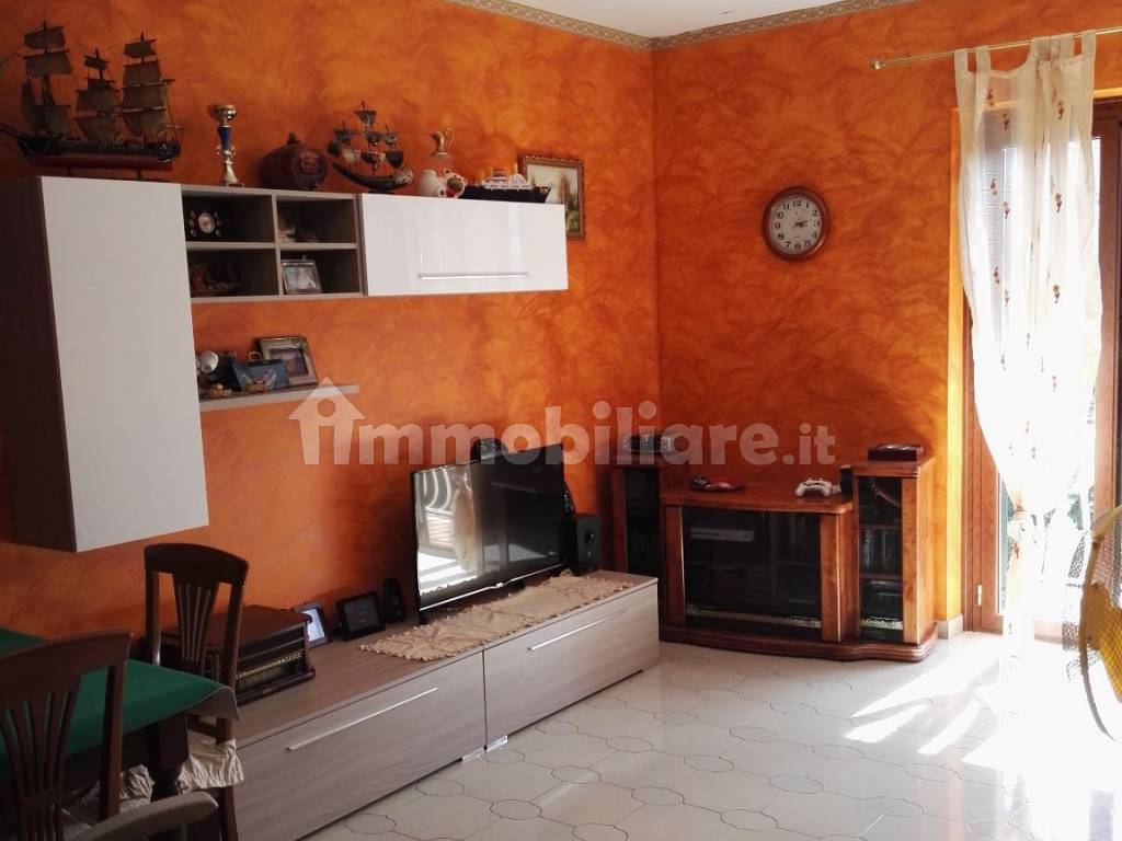 Vendita Appartamento Roma. Trilocale in via Monasterace 119. Buono ...