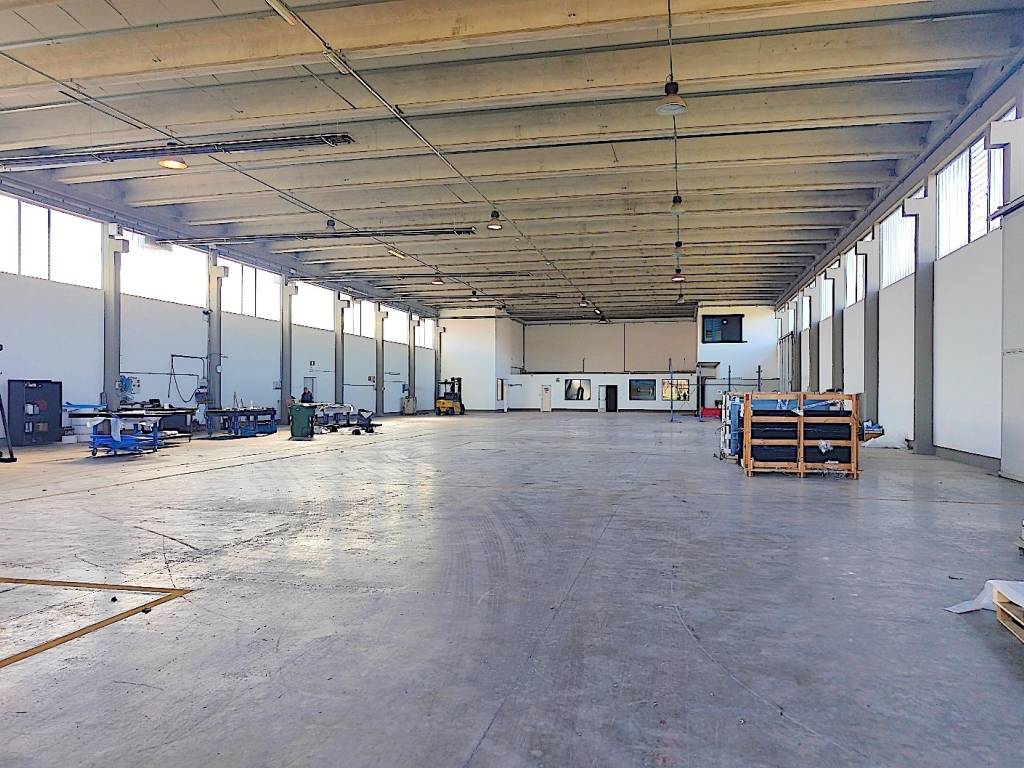 Warehouse via di Vitricaia 241, Lucca, Ref. 126239005 - Immobiliare.it