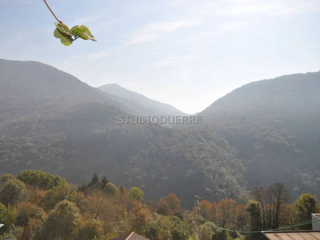 Vendita Villa unifamiliare in via F.Lli Zaccheo, 1 Maccagno con Pino e ...