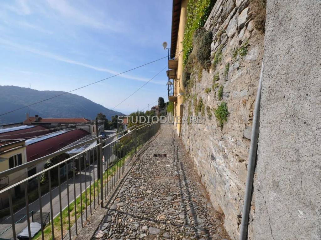 Vendita Villa unifamiliare in via F.Lli Zaccheo, 1 Maccagno con Pino e ...