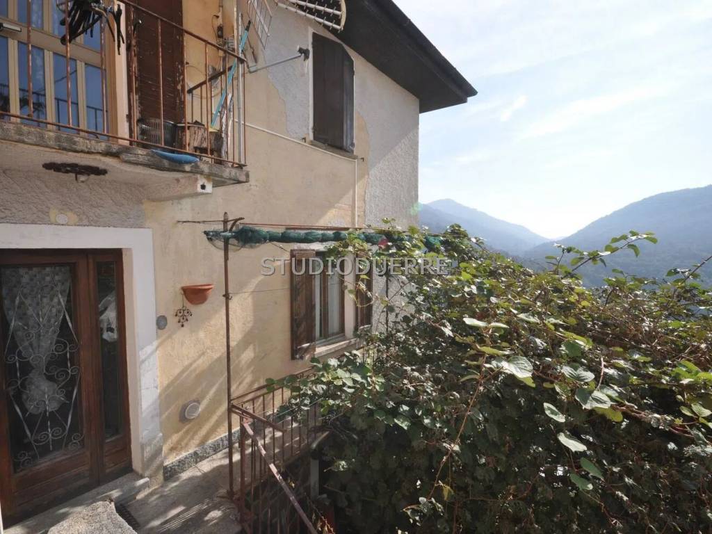 Vendita Villa unifamiliare in via F.Lli Zaccheo, 1 Maccagno con Pino e ...