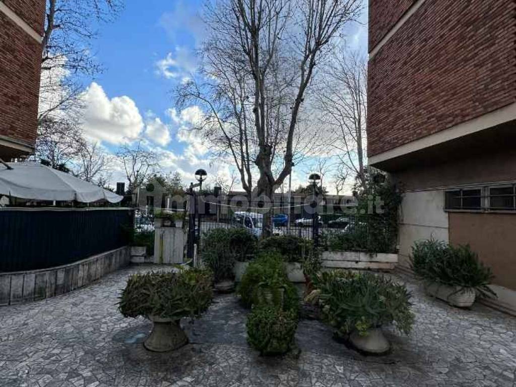 Vendita Appartamento Roma. Trilocale in piazza Antonio Meucci. Da ...