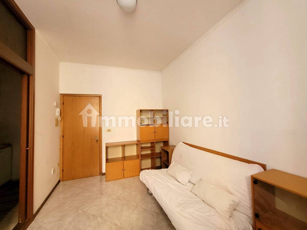Affitto Appartamento Como. Monolocale in via Carloni 2. Buono stato ...