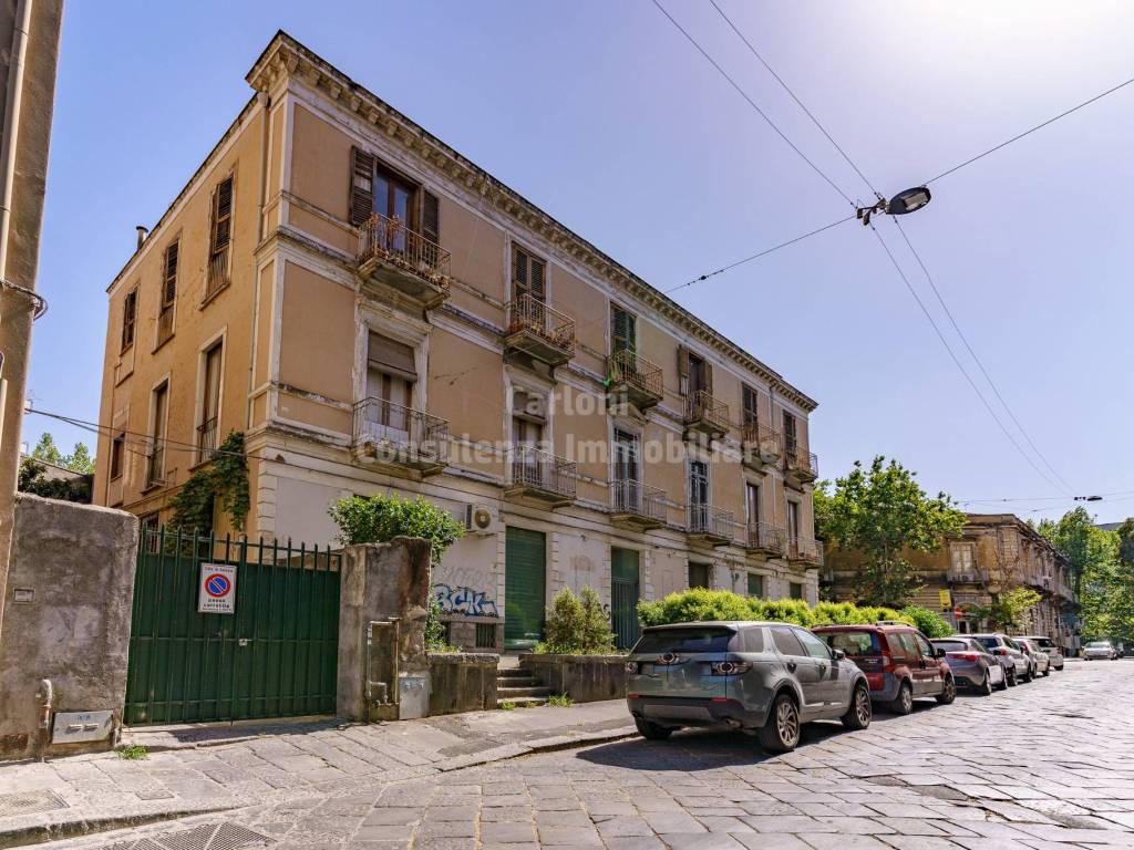 Vendita Appartamento in via Androne 90. Catania. Da ristrutturare, su ...