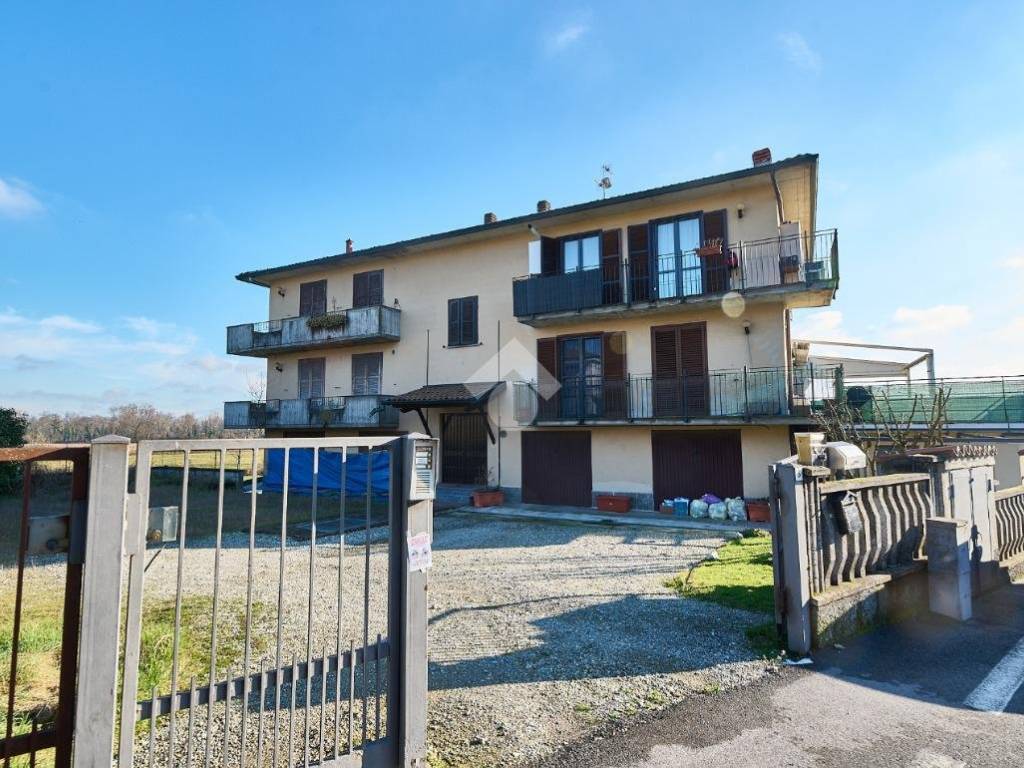 Vendita Appartamento Comazzo. Trilocale in via Adda 5. Buono stato ...