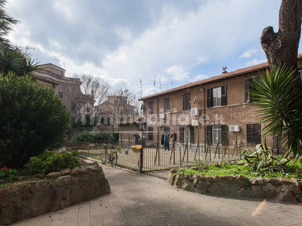 Vendita Appartamento Roma. Trilocale in piazza Edoardo Masdea. Buono ...
