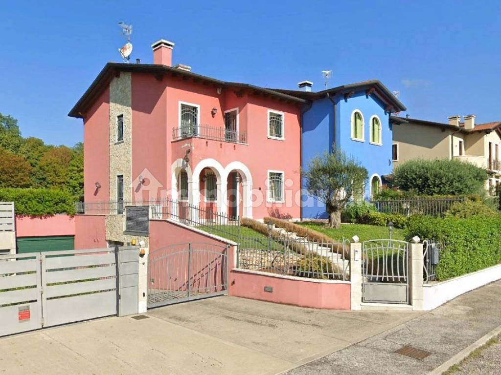 Vendita Villa bifamiliare in via Alfredo Catalani 36 Arzignano. Buono ...