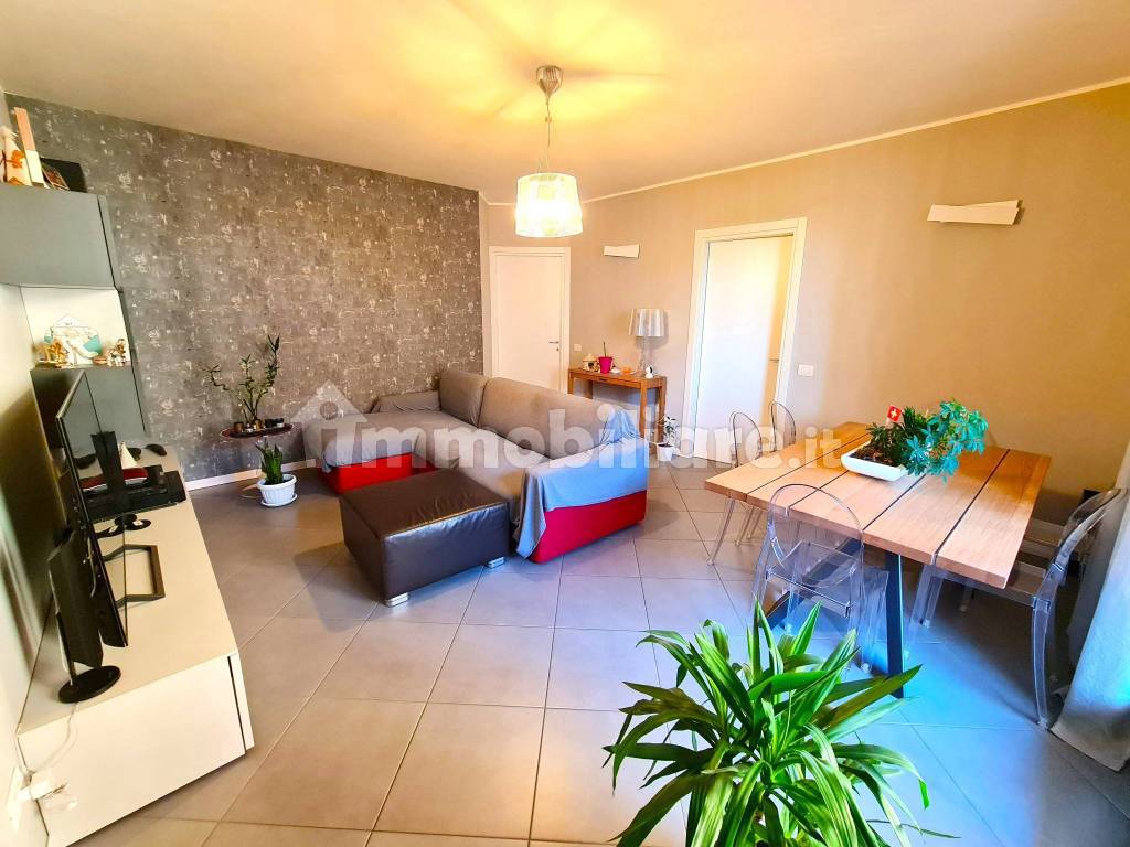 Vendita Appartamento Novedrate. Trilocale in via Fratelli John e Robert ...