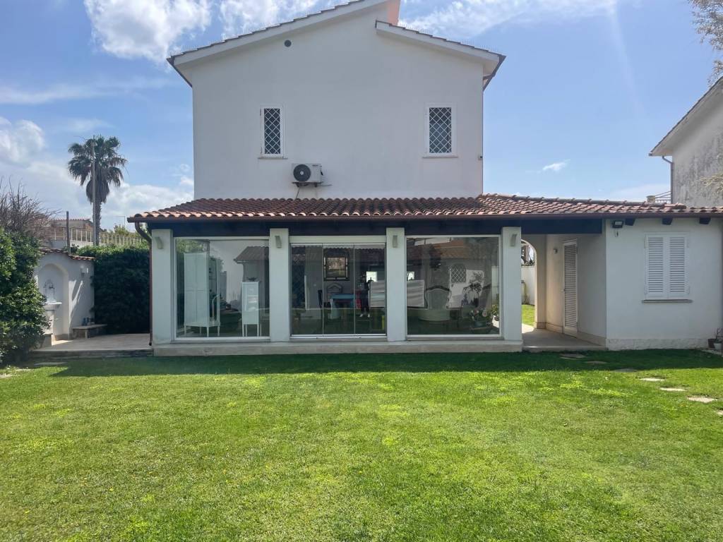 Vendita Villa unifamiliare Fiumicino. Ottimo stato, posto auto, con ...