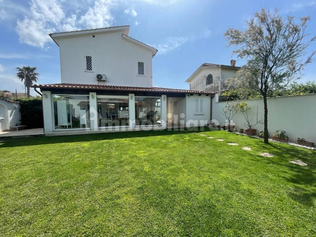 Vendita Villa unifamiliare Fiumicino. Ottimo stato, posto auto, con ...