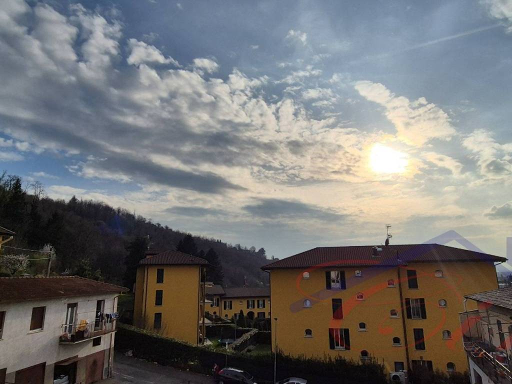 Vendita Appartamento Oggiono. Trilocale in salita Bosisolo. Buono stato ...