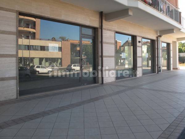 Locale commerciale in Vendita