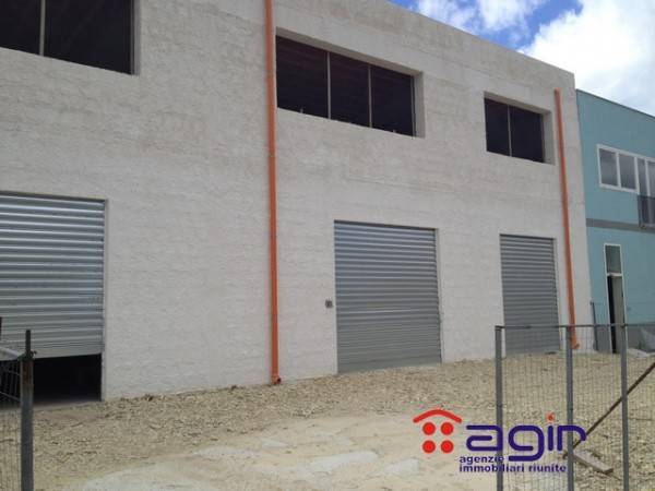 Locale commerciale con laboratorio in Vendita