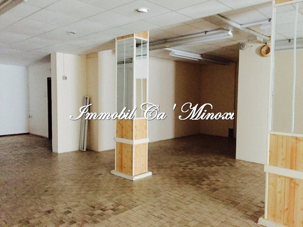 Locale commerciale in Vendita