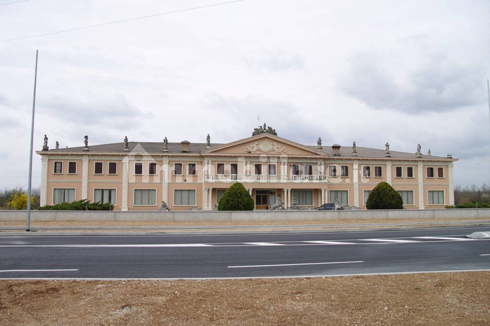 Locale commerciale in Vendita