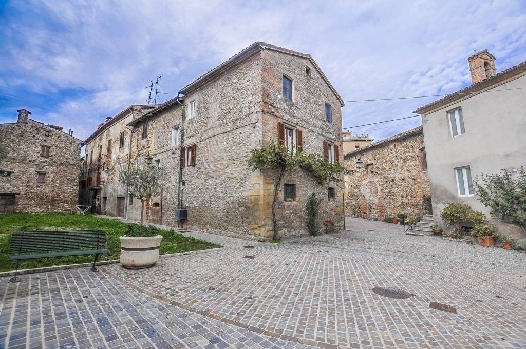 Appartamento largo Amorosi, Comunanza