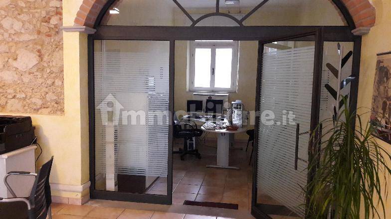 Locale commerciale in Vendita