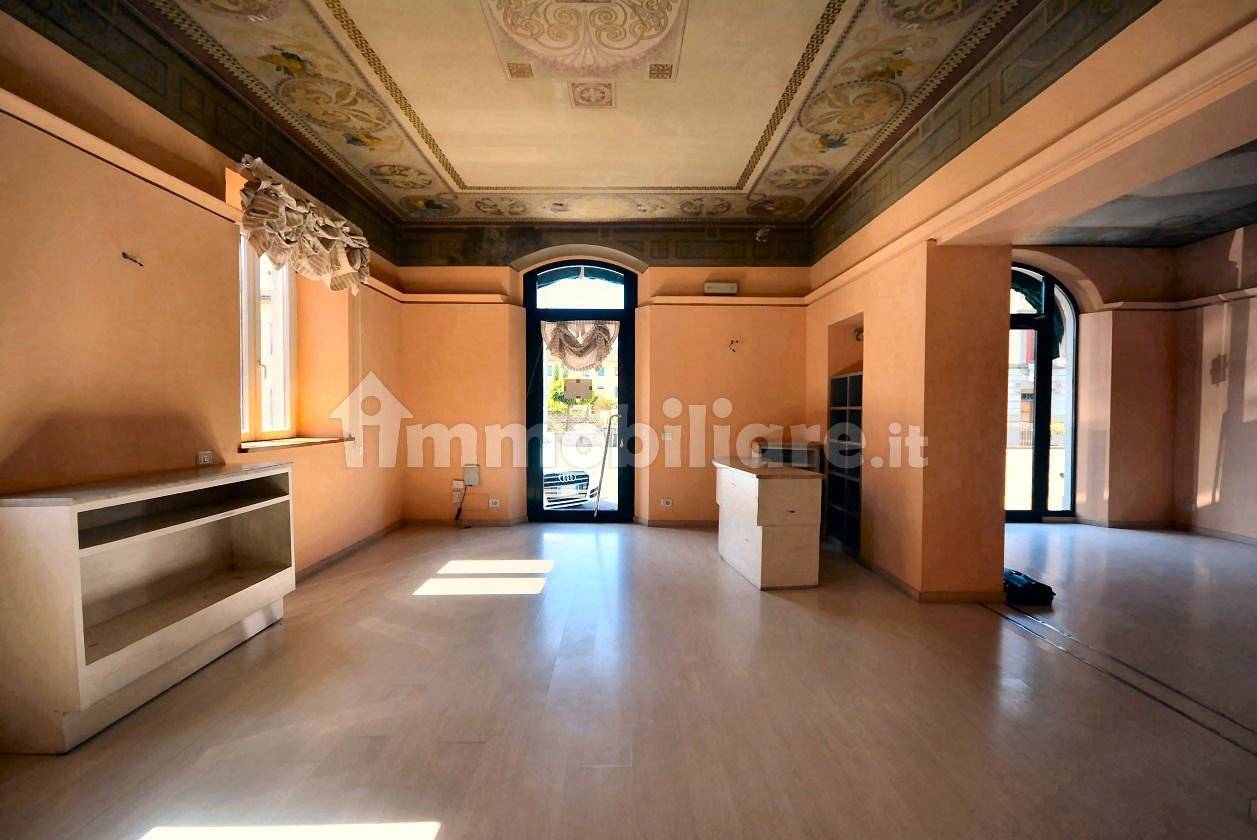 Locale commerciale in Vendita