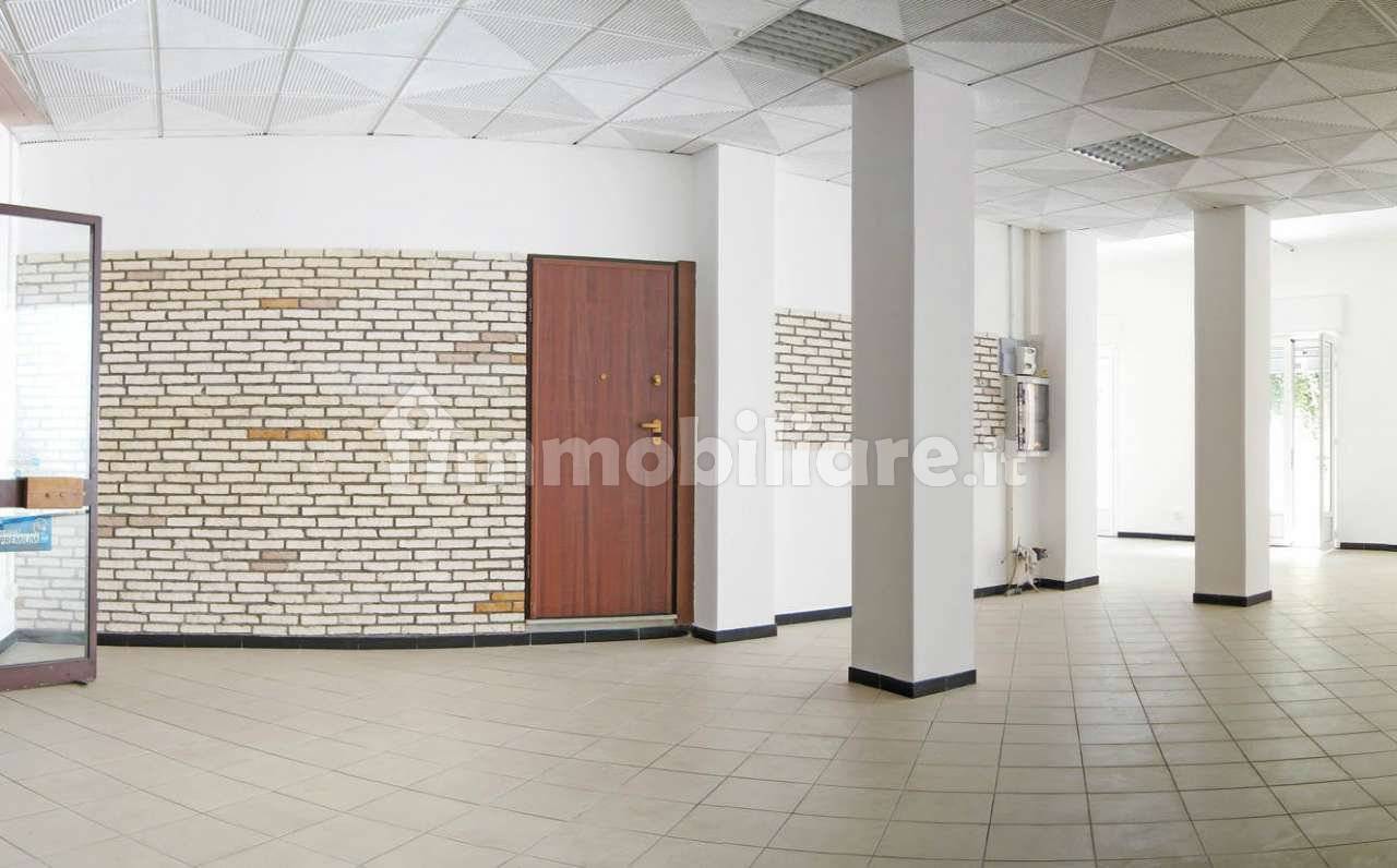 Locale commerciale in Vendita