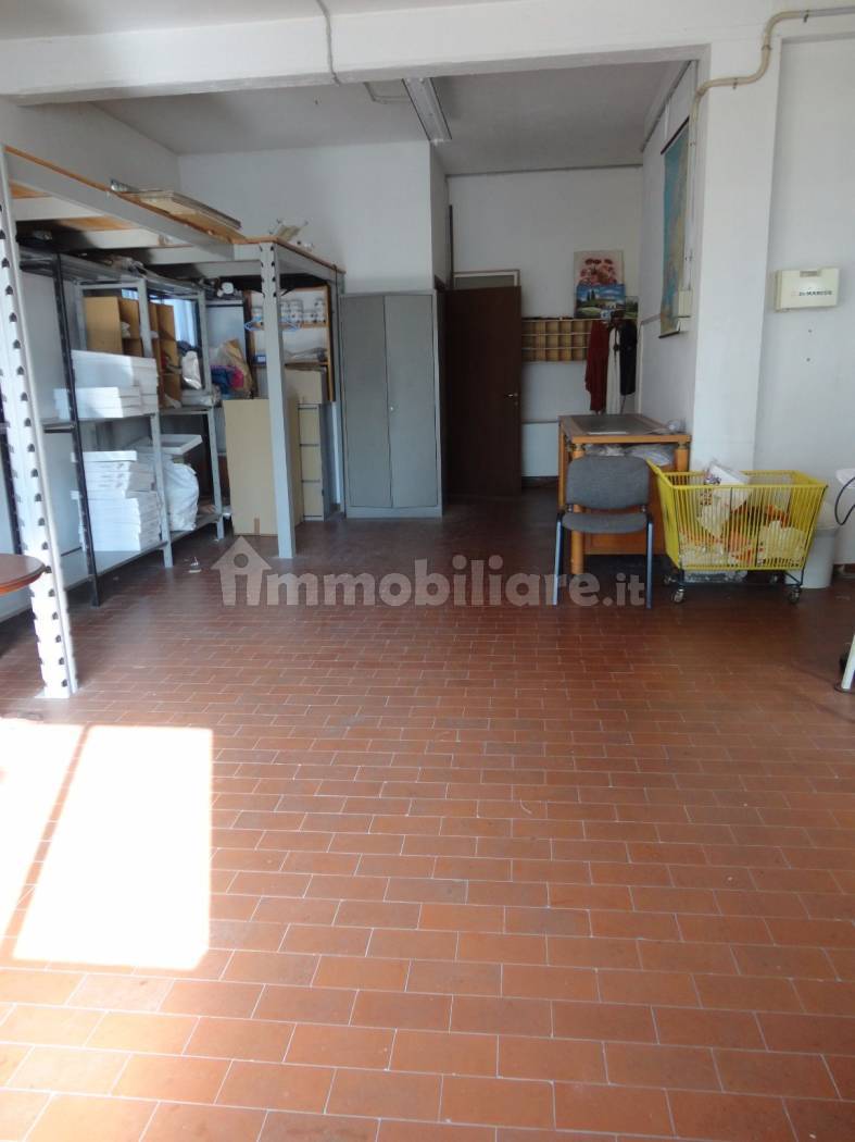 Locale commerciale con laboratorio in Vendita