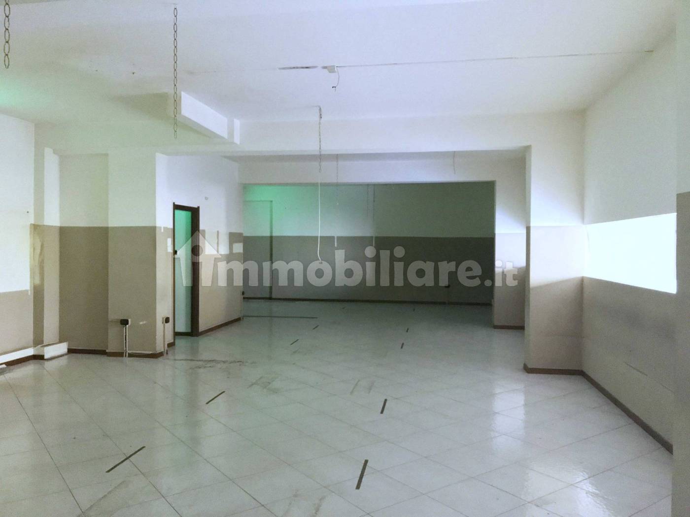 Locale commerciale in Vendita