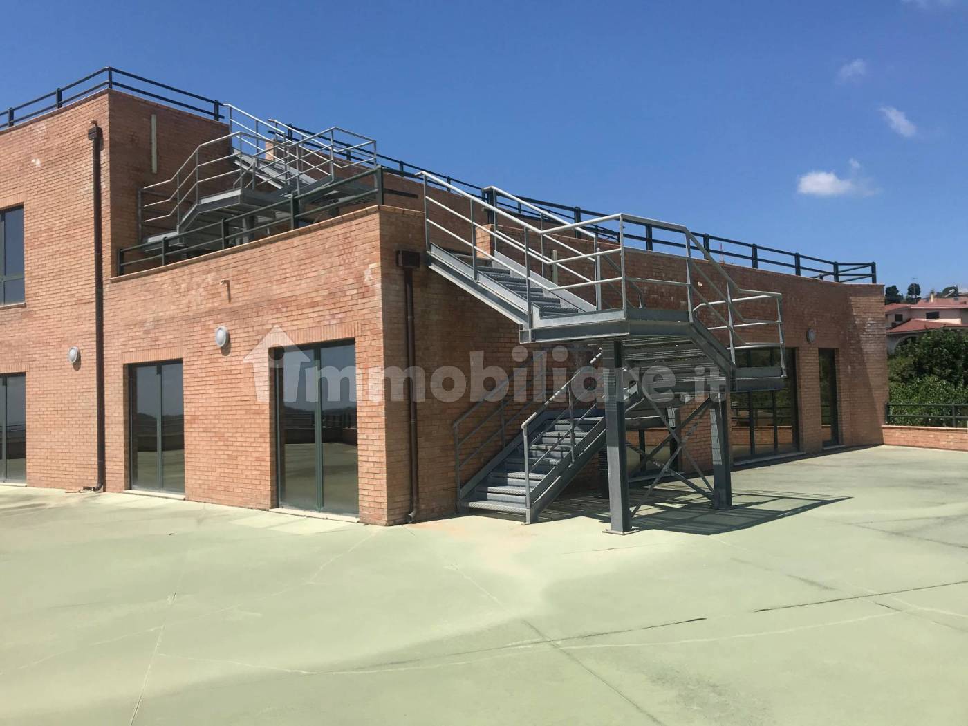 Locale commerciale con laboratorio in Vendita